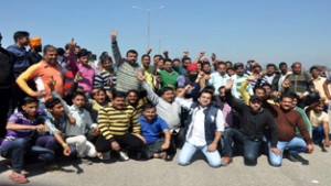 Mandal, Nikki Tawi residents hold protest, demand reconstruction of ...