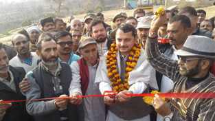 Pathania kick-starts macadamisation work on Johnu-Ramnagar road - Jammu ...