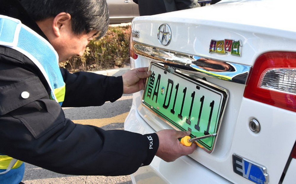 Govt approves green licence plates for e-vehicles