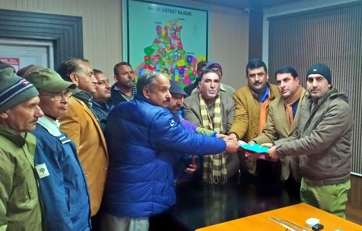 PoK DPs submitting memorandum to DC Rajouri on Thursday. - Daily Excelsior