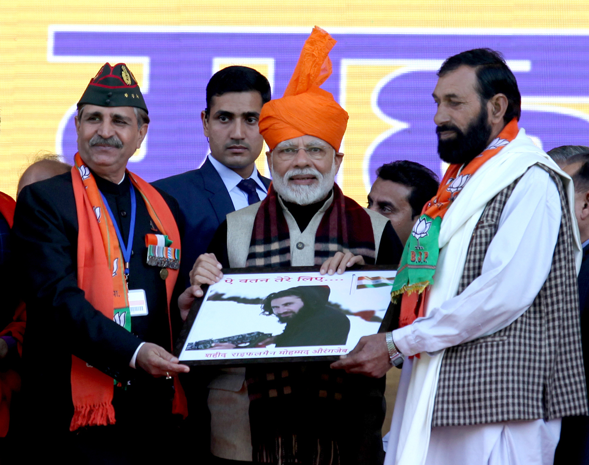 Mohammad Haneef and Lt. Gen Rakesh Sharma presenting martyr Aurangzeb’s ...