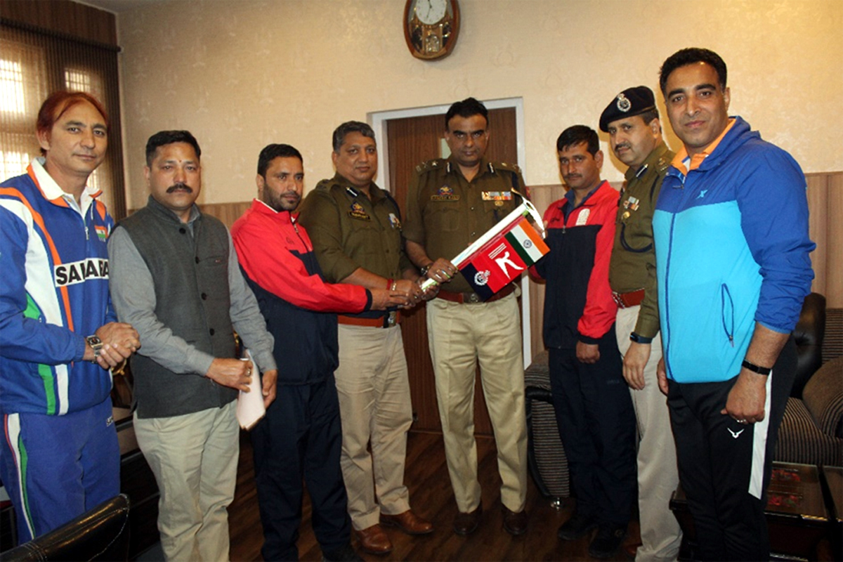 IGP Danesh Rana flagging off Mountaineers for Mt Everest Expedition ...