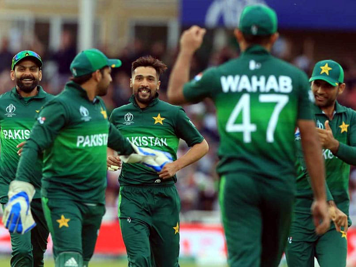 Pakistani players celebrating victory against England in World Cup ...