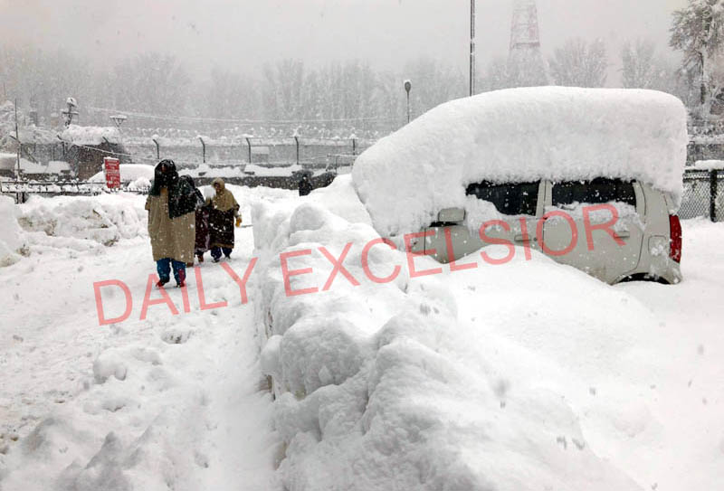 A view of heavy snowfall in Baramulla. -Excelsior/Aabid Nabi - Jammu ...