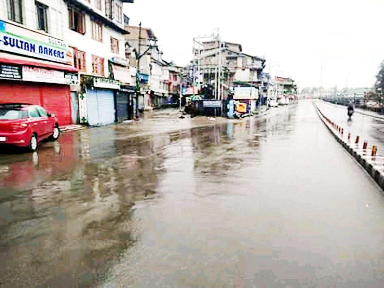 Deserted Dalgate area in Srinagar on Friday.(UNI) - Jammu Kashmir ...