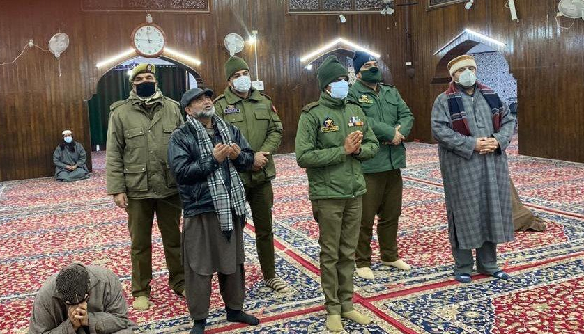 IGP Kashmir pays obeisance at Dargah Hazratbal - Jammu Kashmir Latest ...