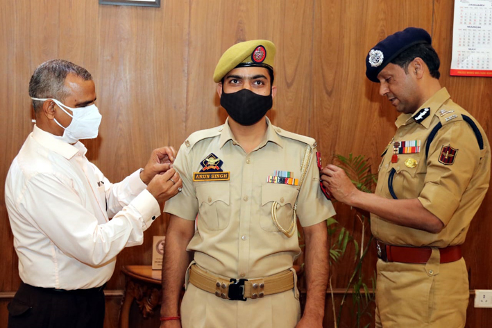 IGP confers new rank, DGP medal to police officials - Daily Excelsior