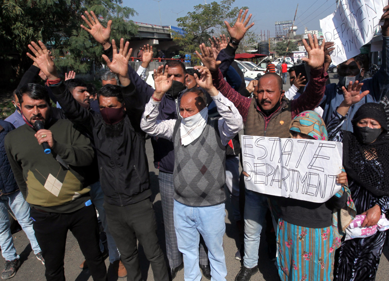 Estates Dept workers stage protest, seek regularisation - Daily Excelsior