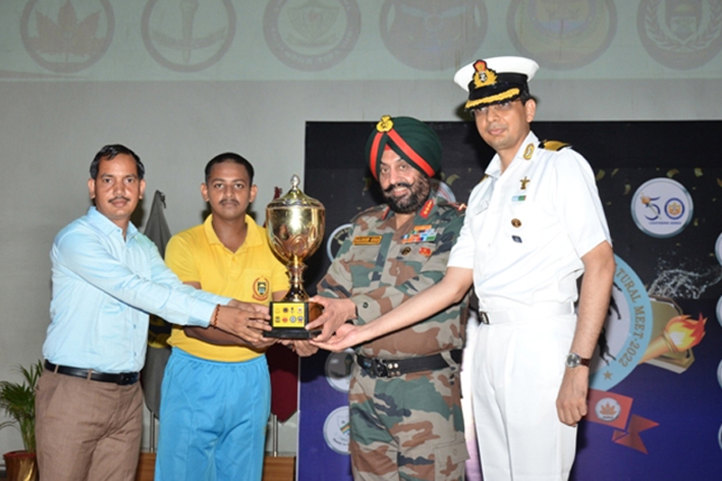 Lt Gen Manjinder Singh, GOC Headquarters 16 Corps awarding the ...