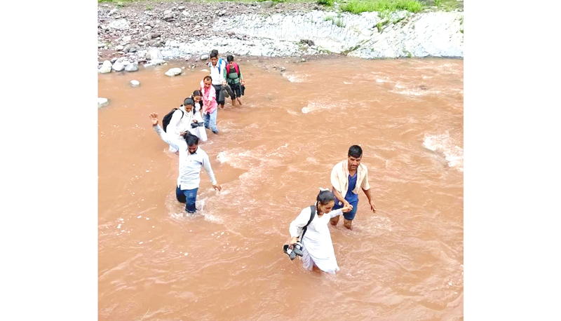 Students crossing Anji nallah to attend school in Bhomag area of Reasi ...