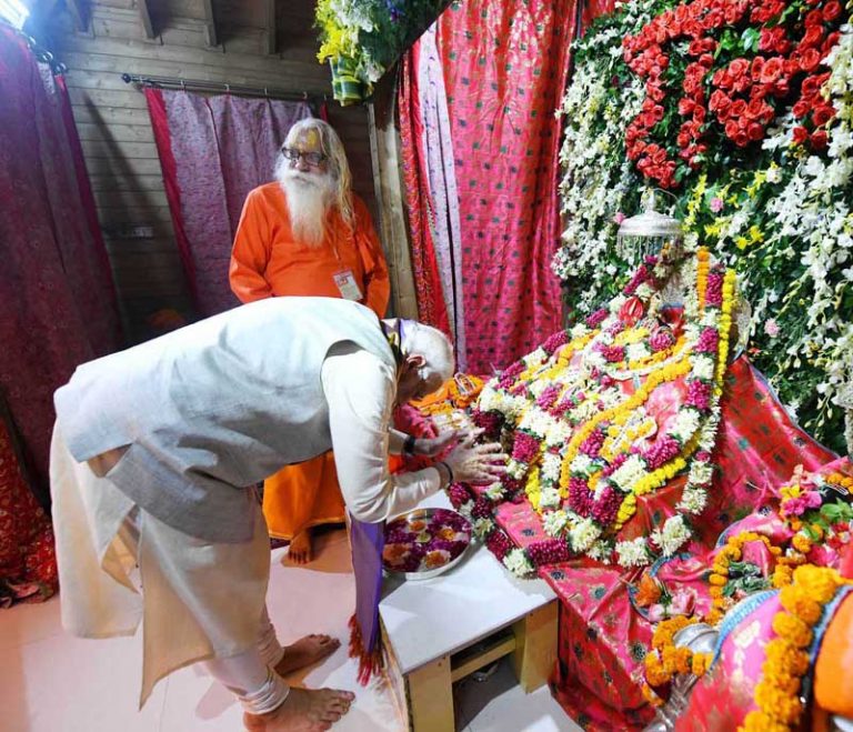 Prime Minister Narendra Modi performs Darshan and Pooja of Bhagwan ...