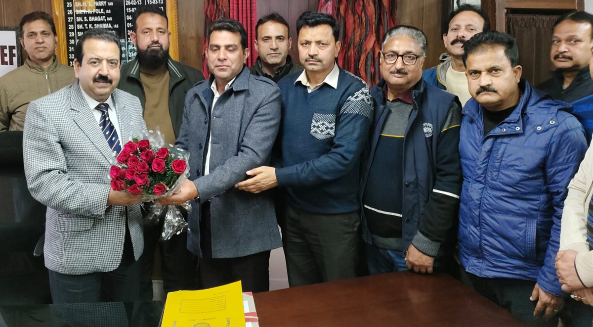 Members of a delegation of Plus 2 Lecturers posing with DSE Jammu Dr ...