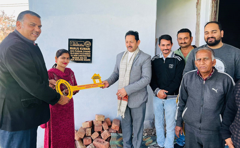 Dy Mayor hands over keys of PMAY houses to beneficiaries - Daily Excelsior