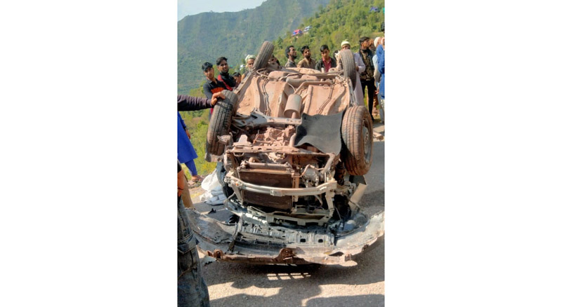 3 charred to death as car catches fire - Daily Excelsior