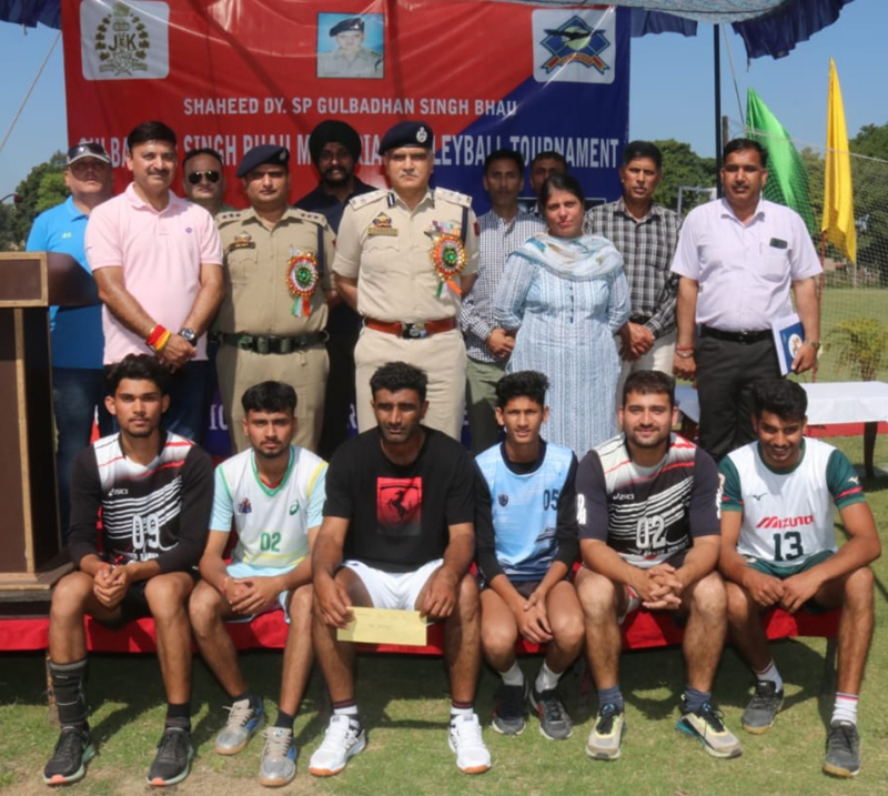 Winner team posing with DIG JSK Range Shakti Pathak and other police ...