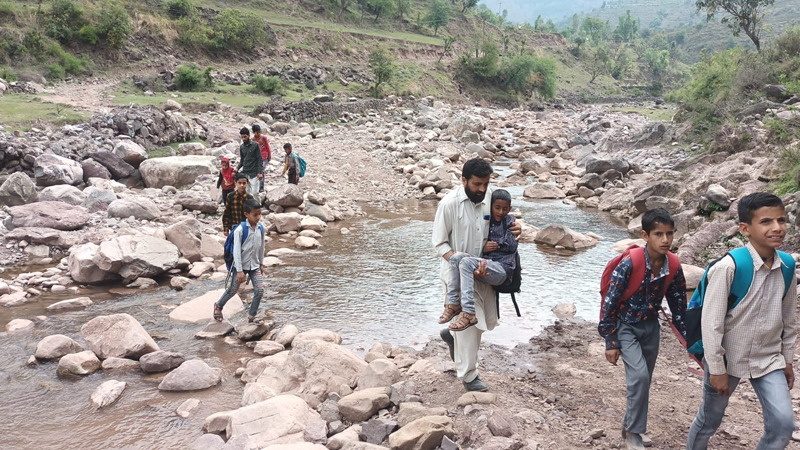 People protest against Admn at Jamola village - Daily Excelsior