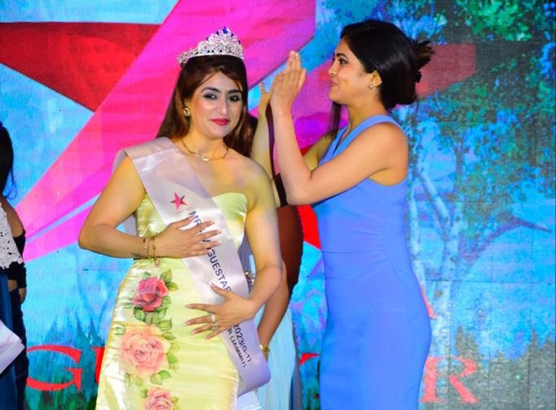 VogueStar Mrs Jammu 2023 Vaani Arora being crowned by one of the super models of India Alankriti ...