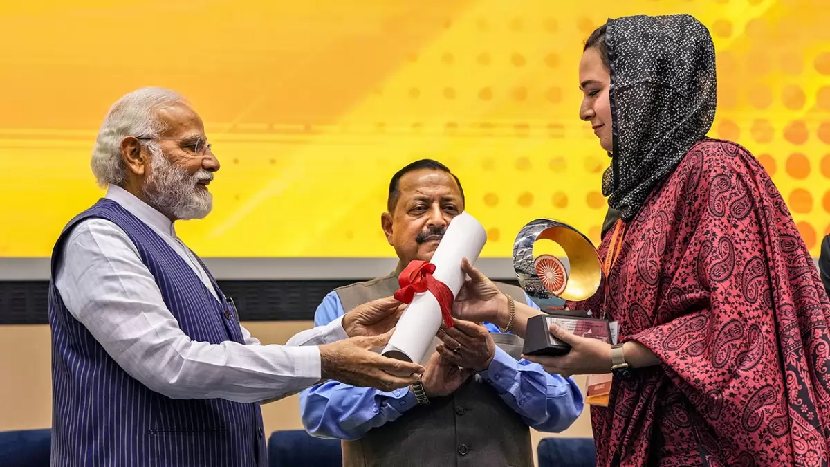 Sehrish Asghar Tops In ADP To Get PM’s Excellence Award - Jammu Kashmir ...