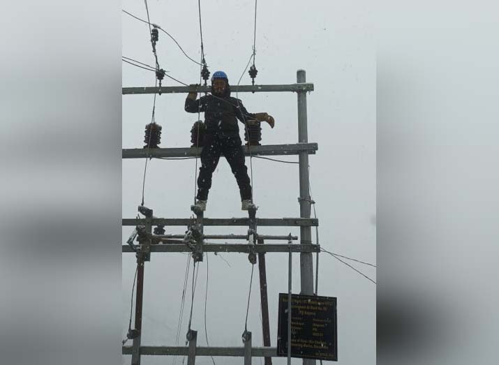 KPDCL Geared Up Amidst Heavy Snowfall - Daily Excelsior