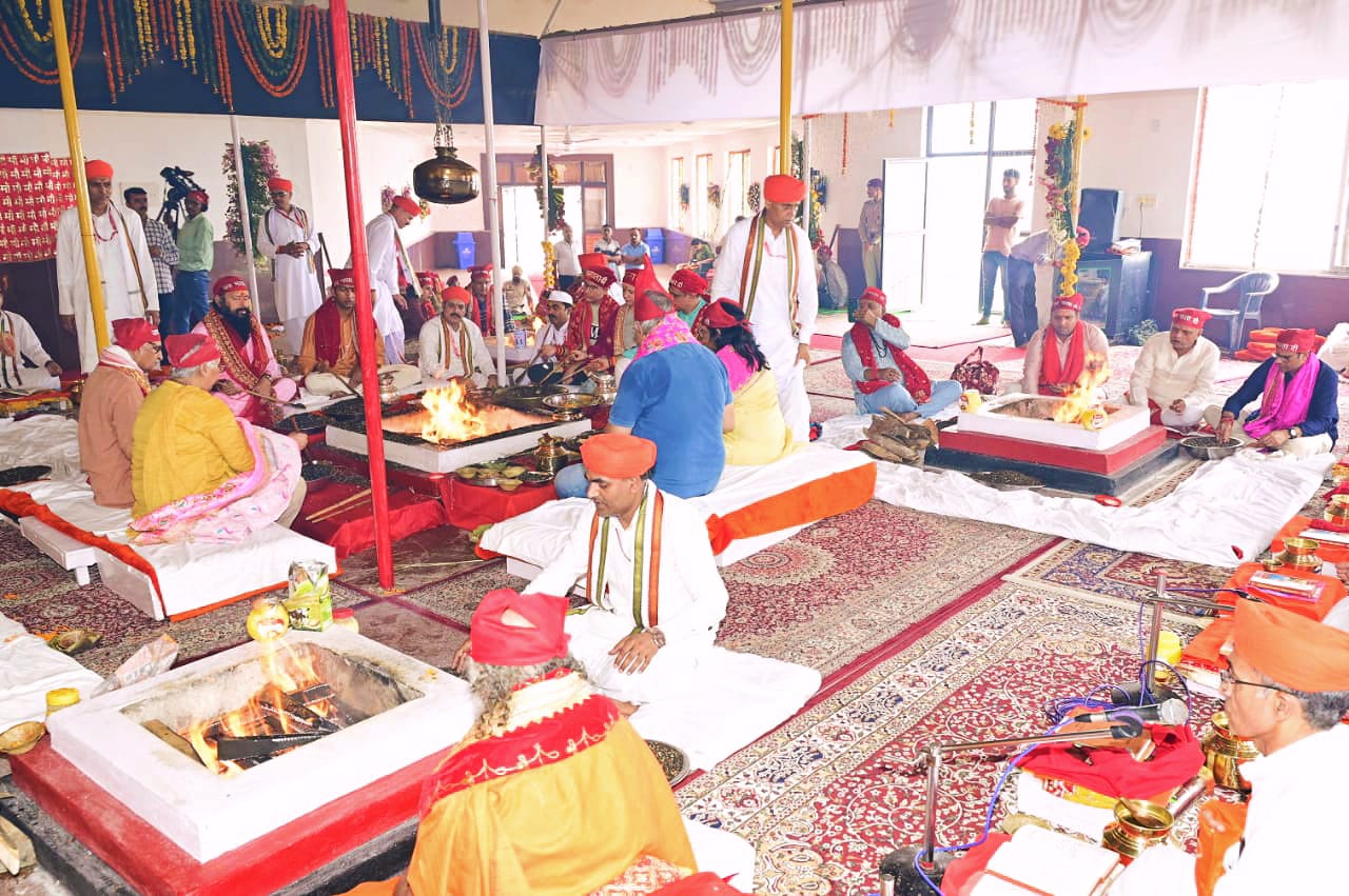 J-K LG Manoj Sinha Visits Mata Vaishno Devi Shrine; Inaugurates New ...