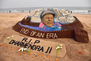 Sand artist pays tribute to Dharmendra with stunning sculpture at Puri ...