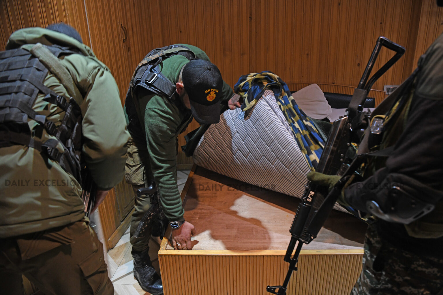 Srinagar Police, CRPF Carry Out CASO In Lal Chowk; Hotels Checked - Daily Excelsior