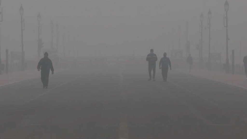 Dense Fog Shrouds Delhi; Air Quality Lets Up, 'Very Poor' - Daily Excelsior