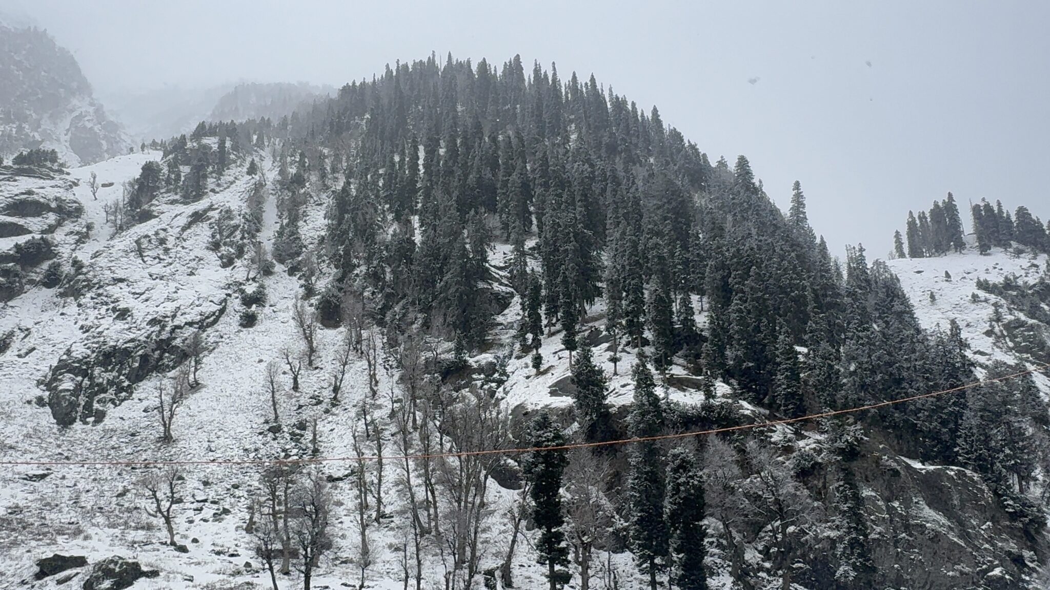 Fresh Snowfall Blankets Kashmir's Higher Reaches Amid Unusually Warm ...