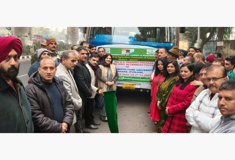Devyani Rana flags off exposure visit of progressive farmers, youth ...