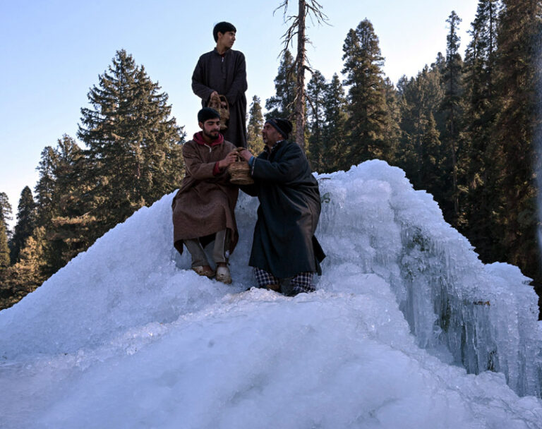 Kashmir reels under severe cold, temp dips to season’s lowest - Daily ...