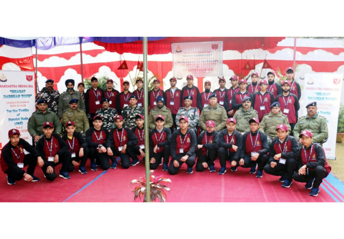 SSB Commandant flags off 30 students for Bharat Darshan - Daily Excelsior