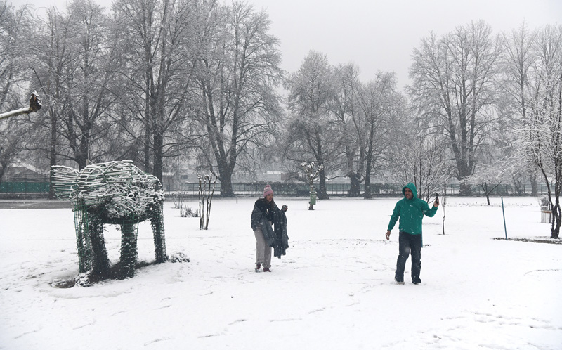 Sub-zero night temp persists in Valley, day temp rises in Jammu - Daily ...