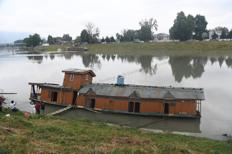 Houseboat Partially Sinks In Jhelum, SDRF Launches Rescue - Daily Excelsior
