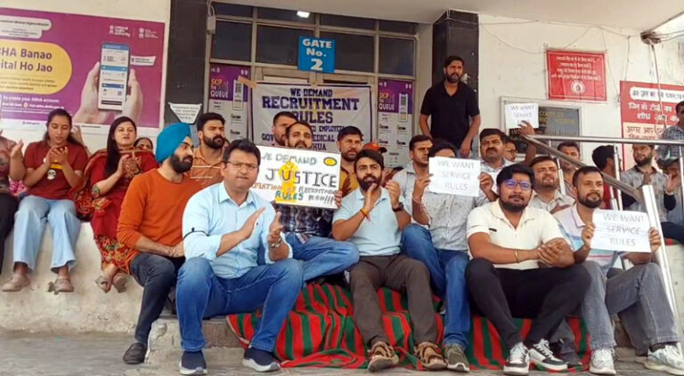 Non gazetted employees of GMC Kathua protest, seek finalization of ...