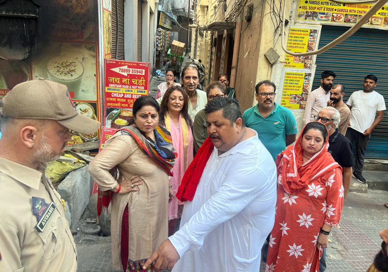 Priya visits Ward 15, listens people’s grievances - Daily Excelsior