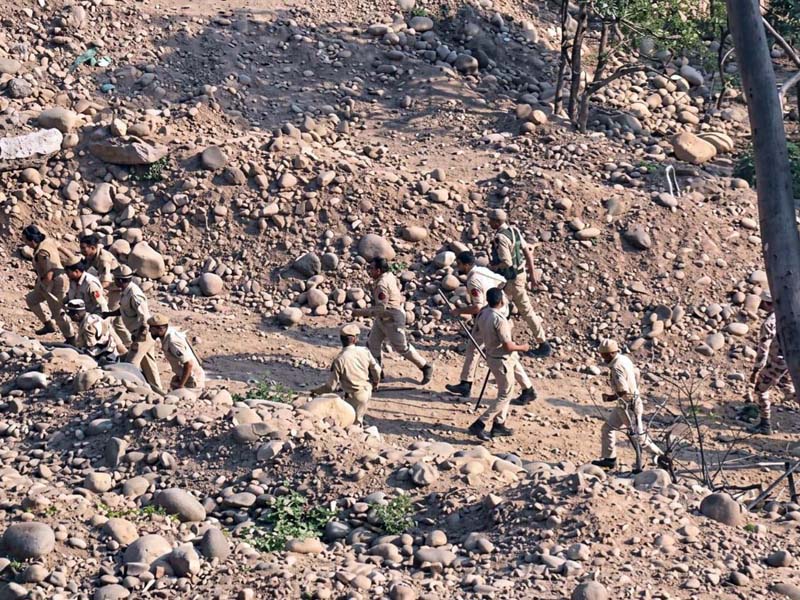 Police fires aerial shots after stone pelting at Bandi - Daily Excelsior