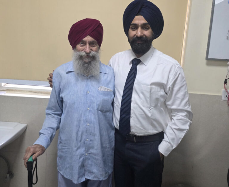 Dr Ranjit performs knee replacement on 80-yr-old man using 3D Robolens ...